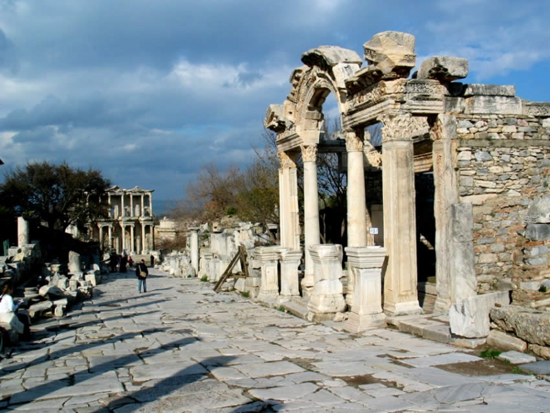 Templo de Adriano en Turquía: historia y arquitectura